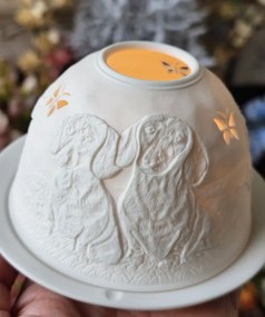 Bílý porcelánový svícen s jezevčíky Paollo - Ø 12*8 cm