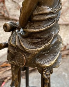 Bronzová socha - Holka na židli s jablkem