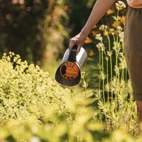 Fiskars Solid 1057076 Ruční sypač soli  písku  hnojiv / 2.3 l