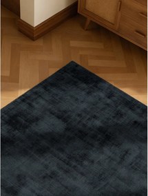 Černý ručně tkaný koberec z viskózy 80x150 cm Noemi – Vikosa