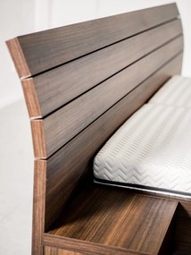 Ahorn Salina box u nohou postel s úložným prostorem Dekor: Dub bílý, Rozměr: 140 x 200 cm, Noční stolek: Police oboustranná