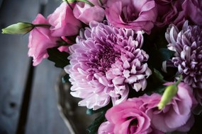 DIMEX | Samolepicí vliesová fototapeta na zeď Kytice fialových květin MA-5-1308 | 375 x 250 cm | černá, šedá, růžová
