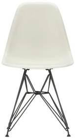 Eames Plastic Chair DSR černě lakovaná oblázková černé na koberec Vitra