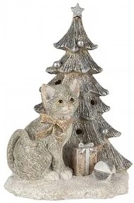 Kočička u vánočního stromku s LED osvětlením