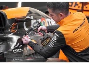 Příklepová vrtačka DEWALT x McLaren F1 Team 18V XR s bezuhlíkovým motorem – 1 × 4 Ah baterie + nabíječka
