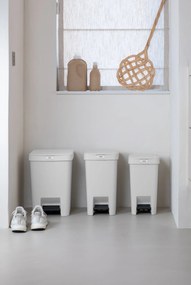 Brabantia Pedálový koš StepUp 25L světle šedý