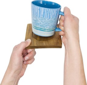 Porcelánový hrnek Blue Wave s akáciovým podšálkem, modrý, 350 ml – motiv oceánu, vln a mořských hřebenů