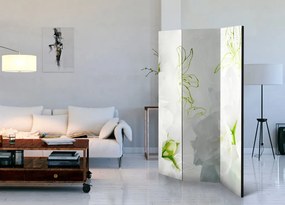 Pokojová zástěna Jasmín - romantická lilie s zelenými detaily na bílém pozadí