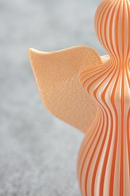 ANDĚL CARO - Designová soška ve tvaru anděla, s jemným vzorem, meruňková