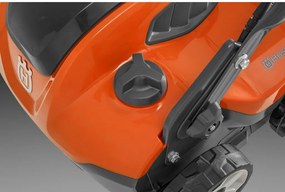 Aku vertikutátor a odmechovač Husqvarna S 138i s baterií a nabíječkou