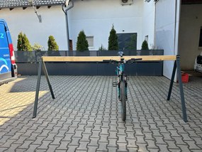 Stojan na kolo za sedlo se dřevěným nosníkem KACERLE KS-910 - 2 m Délka stojanu: 2 m, Povrchová úprava nohou: prášková barva (antracit), Druh dřeva: dubové dřevo