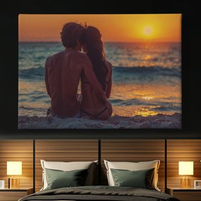 Obraz na plátně - Milenci na pláži pozorují západ FeelHappy.cz Velikost obrazu: 120 x 80 cm