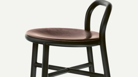 MAGIS - Barová židle PIPE s tmavým dřevěným sedákem nízká- černá