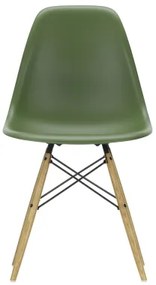 Eames Plastic Chair DSW medový jasan lesní zelená černé na koberec Vitra
