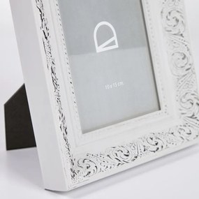 OnaDnes -20% Bílý lakovaný fotorámeček Kave Home Zuley 14 x 18 cm