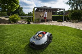 Riwall PRO RRM 950 APP - robotická sekačka 900 m2 s možností ovládání přes WiFi nebo Bluetooth