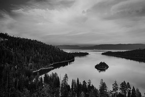 Obraz jezero při západu slunce v černobílém provedení