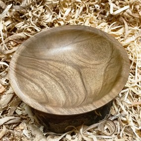 Malá dřevěná miska ořech