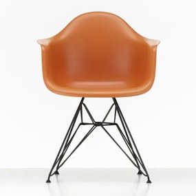 Eames Plastic Armchair DAR černě lakovaná rezavá bílé na koberec Vitra