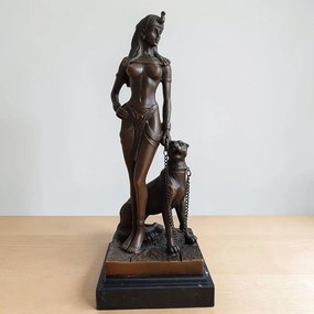 Kleopatra s panterem – bronzová figurální soška
