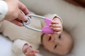 TEDDIES Chrastítko špendlík růžovošedé / 12 cm / plast / 0m+