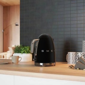 Černá rychlovarná konvice z nerezové oceli 1,7 l Retro Style – SMEG
