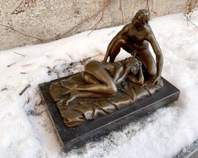 Bronzová erotická socha páru