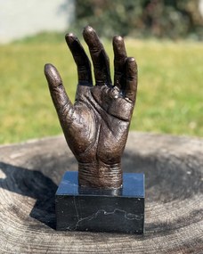 Bronzová socha Ruka – symbol síly a tvořivosti