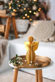 ANDĚL CARO - Designová soška ve tvaru anděla, s jemným vzorem, zlatá