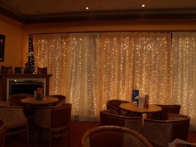 Easy Fix LED světelný závěs interiér, 100 × 150 cm, teple bílá, 150 diod, 10 pramenů, čirý kabel, IP20, prodlužovací
