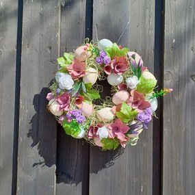 Velikonoční věnec na dveře 30 × 30 × 8 cm, proutí plast, fialové a růžové květy, venkovní
