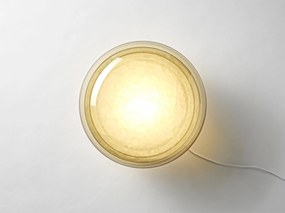 Designová stolní lampa Brokis Macaron M, PC1039 Barva skla: Amber - transparentní sklo, Základna: Dub evropský - bíle mořený (CSFB1575), Disk: Onyx medový (CSOP1533)