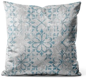 Dekorační velurový polštář Modrý ornament - květinový vzor na texturovaném šedém pozadí