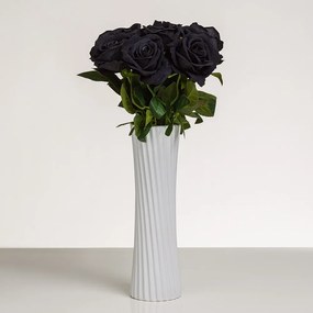 Dokonalá sametová růže LILI černá. Cena je uvedena za 1 kus.