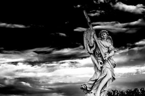Obraz anděl s křížem v černobílém provedení - 90x60 cm