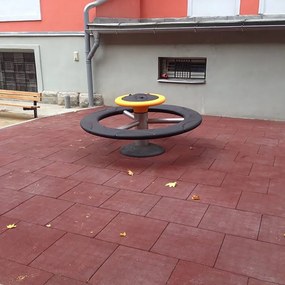 Černá gumová dlaždice (V30/R15) - délka 50 cm, šířka 50 cm a výška 3 cm
