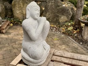 Buddha v odpočinku – ručně tesaná kamenná socha klidu a meditace