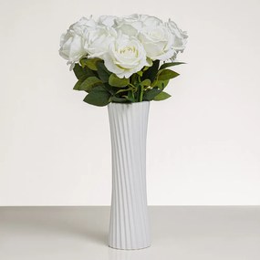 Dokonalá sametová růže LILI bílá. Cena je uvedena za jeden kus.