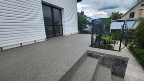 Báča Beton Kamenný koberec na podlahu Montorfano Frakce: Jemná (0,7 – 1,8 mm), vydatnost setu 1,8 m², Doporučené použití v: interiéru - dvousložková epoxidová pryskyřice