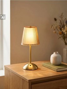 Sinsay - LED stolní lampa s žebrovaným stínidlem a zlatými prvky - hnědá