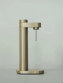 Výrobník sody z nerezové oceli v mosazné barvě Brus – Stelton