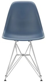 Eames Plastic Chair DSR chrom mořská modrá černé na koberec Vitra