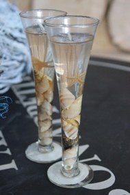Průhledná gelová svíčka s mušlemi v sklenici 16 cm