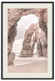 Plakát Skály na pláži - mořská krajina s velkým útesem na písku