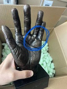 Bronzová socha Ruka – symbol síly a tvořivosti