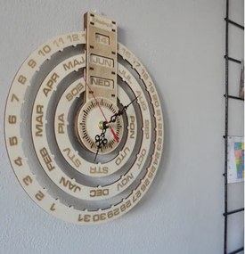 Dřevěný kalendář, nástěnné hodiny gravírované laserem I SENTOP PR0161 HODINY PREGLEJKA SK