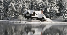 Obraz dům u jezera Velikost (šířka x výška): 150x100 cm