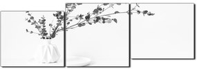 Obraz na plátně - Větev eukalyptu v bílé váze na bílém pozadí - panoráma 5272QE (90x30 cm)