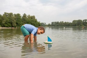 Dřevěná plachetnice s kapitánem