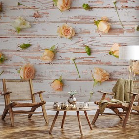 Fototapeta Romantická květinová kompozice - růže a sedmikrásky na dřevěném pozadí